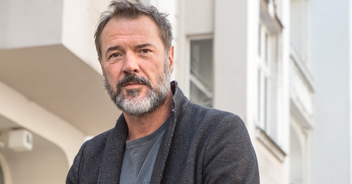 Sebastian Koch übers Älterwerden, Krisenmeistern und seine Kinder ...