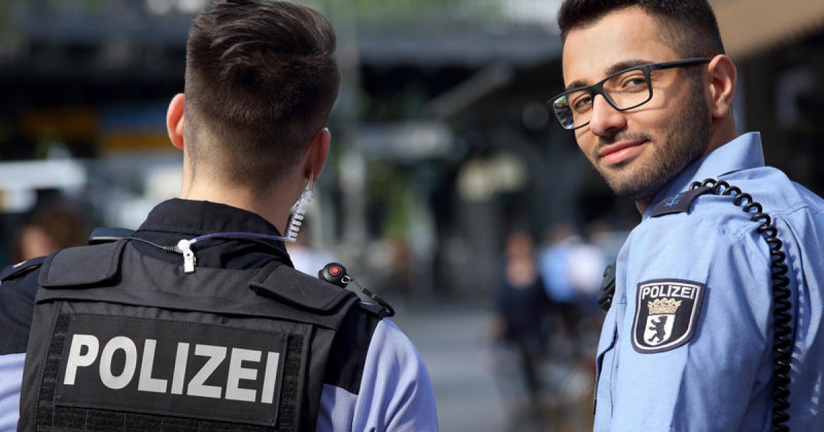 Bundesländer stellen mehr Polizisten mit Migrationshintergrund ein | chrismon