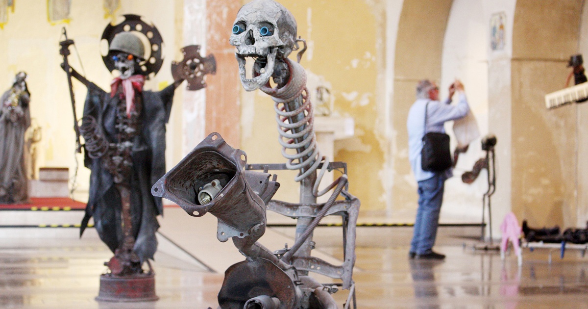 Morbide Skulpturen im maroden Kirchenraum | evangelisch.de