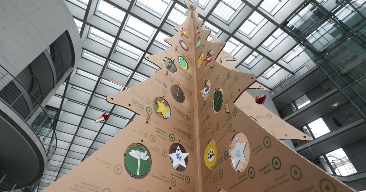Weihnachtsbaum Aus Pappe Im Bundestag Evangelisch De