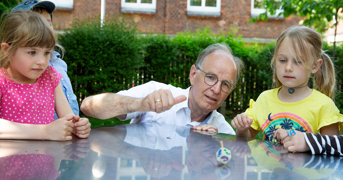 Bischof Meister verschenkt 47.500 Kreisel | evangelisch.de