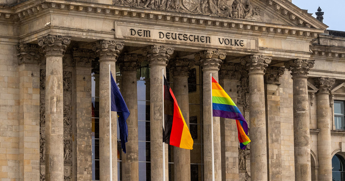 Wo die bunten Fahnen wehen | evangelisch.de