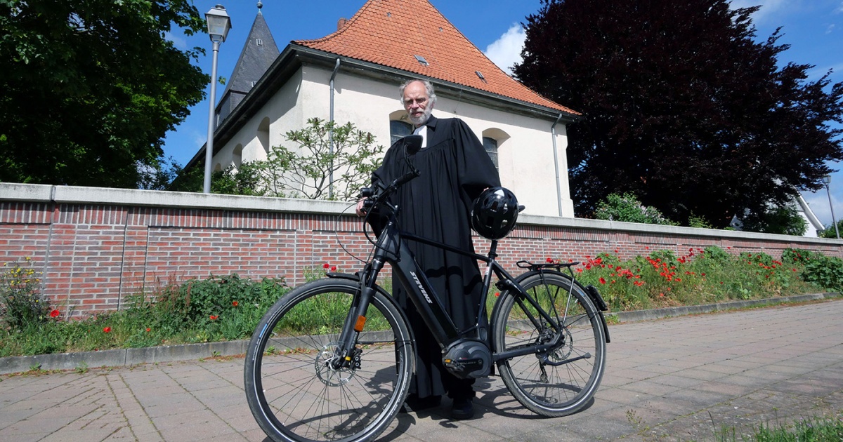 Pastor steigt um auf's E-Bike | evangelisch.de