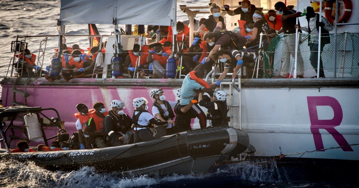 "Sea-Watch 4" rettet 150 Menschen von Banksy-Schiff | evangelisch.de